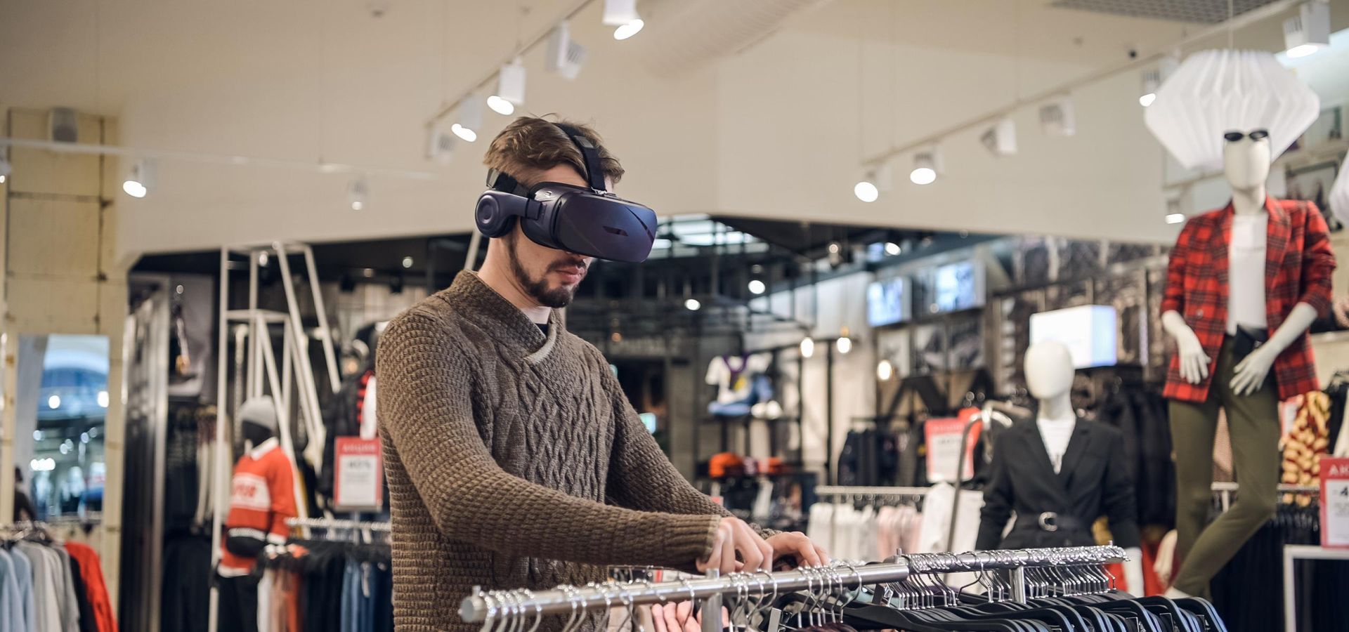 Virtual Reality in Retail: 11 Use Cases, Examples & Adoption